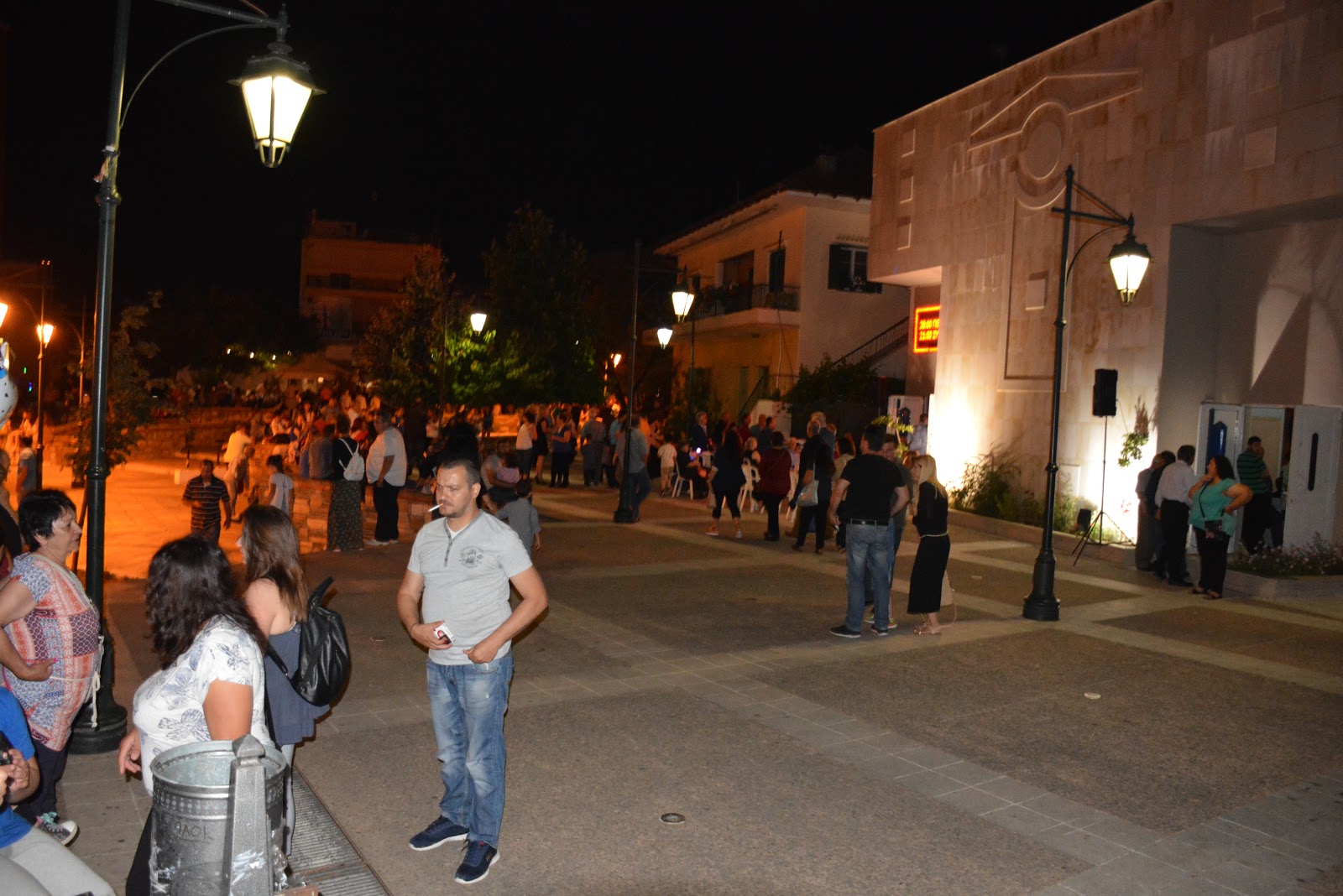 ΠΟΛΥΚΑΣΤΡΟ: Η ΚΕΝΤΡΙΚΗ ΠΛΑΤΕΙΑ ΤΟ ΒΡΑΔΥ ΤΗΣ ΠΑΡΑΜΟΝΗΣ ΤΟΥ ΑΓΙΟΥ ...