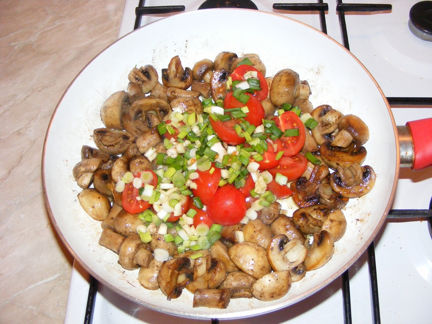 Ciuperci cu rosii cherry la tigaie | Preparatedevis.ro