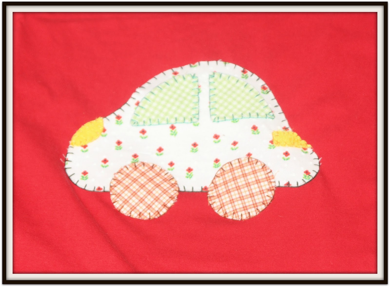 Sandunga Complementos: CAMISETA: Coche de Patchwork sobre rojo