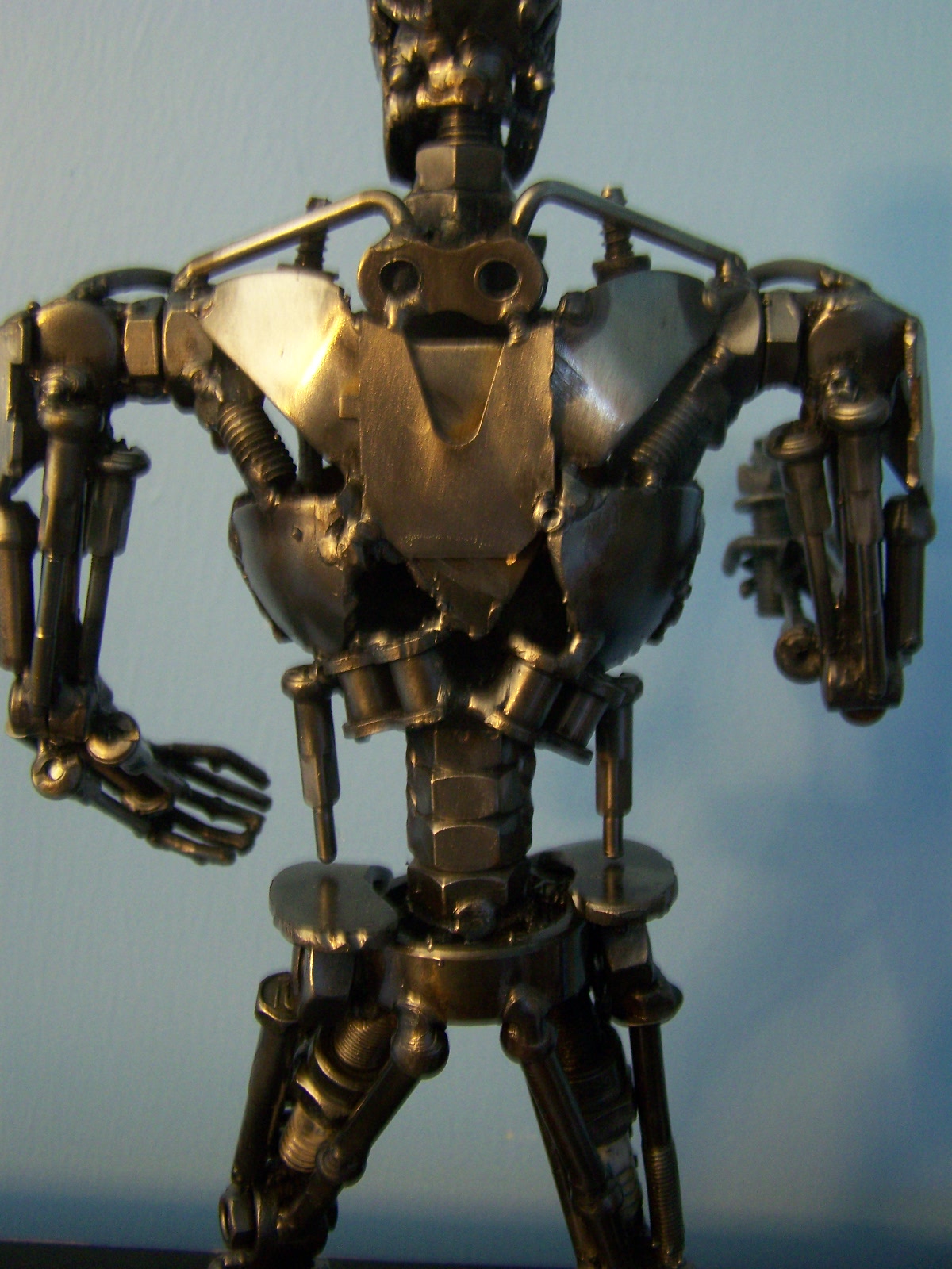 A Review of Scrap Sculptures' 12" Terminator T-800 Endoskeletonplume-de-pan
