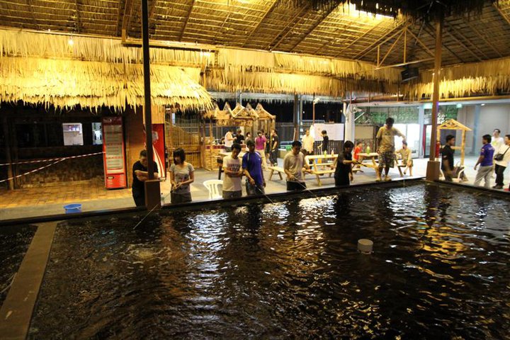 Prawn Fishing in Singapore: Prawn Fishing inside Punggol Promenade ...