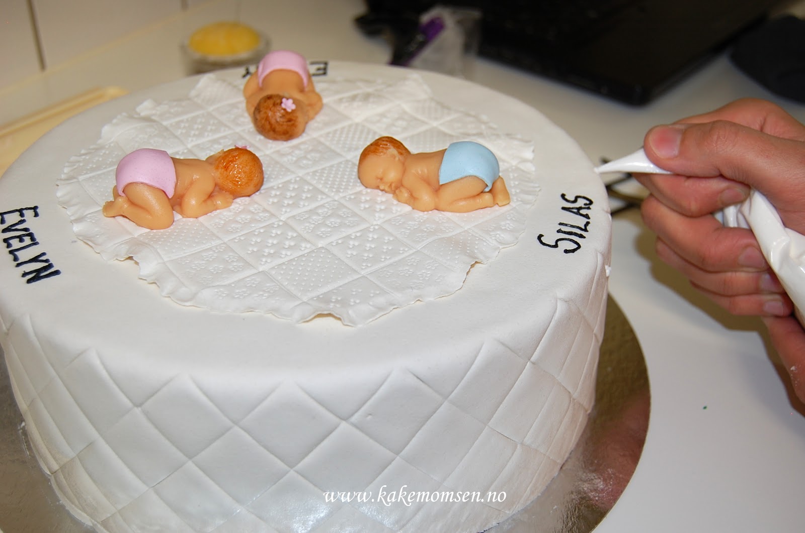 Kakemomsen heter nå Designkaker AS: Babykake...