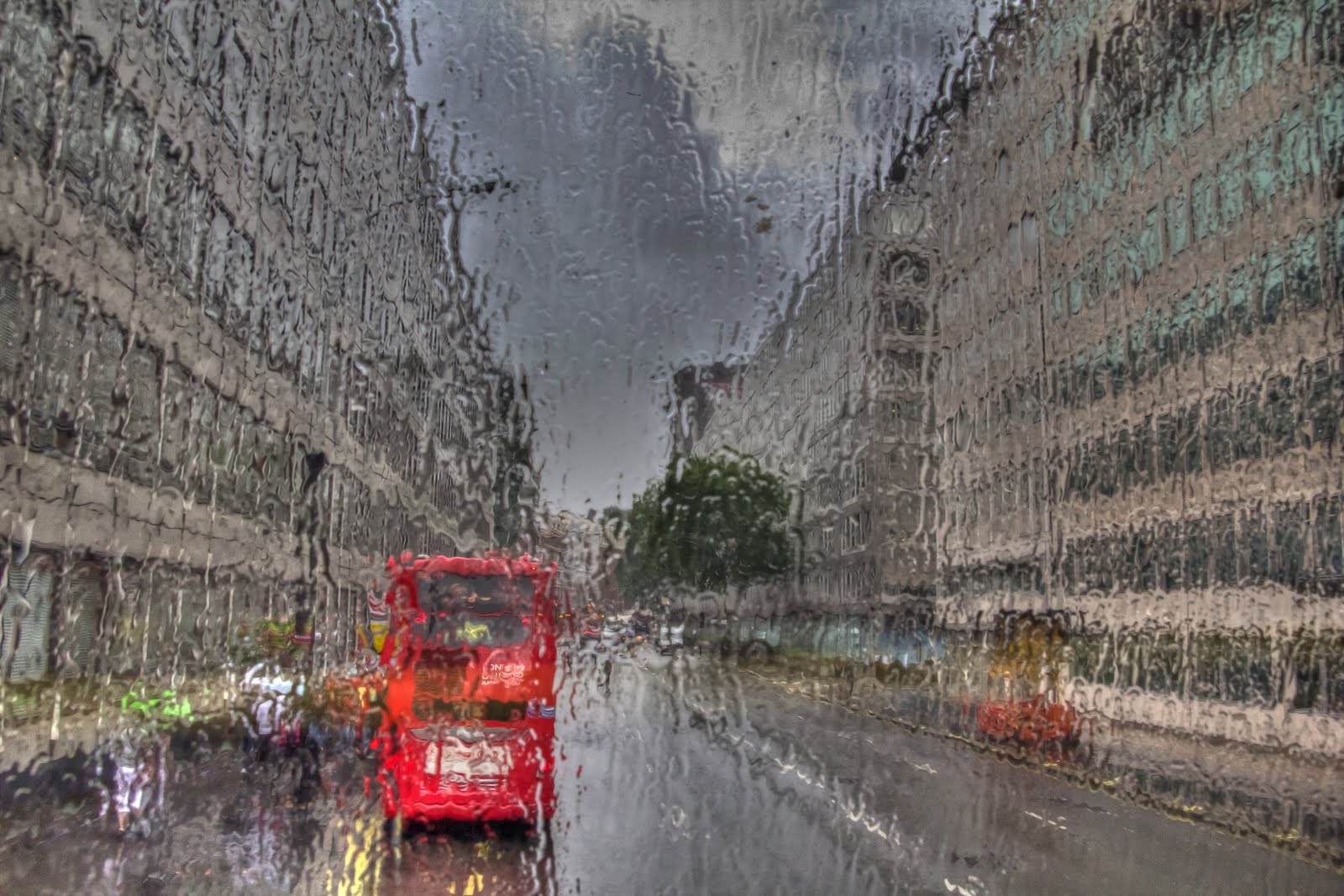 BADIA MASTERPIECES: LONDON PEOPLE AND THE RAIN