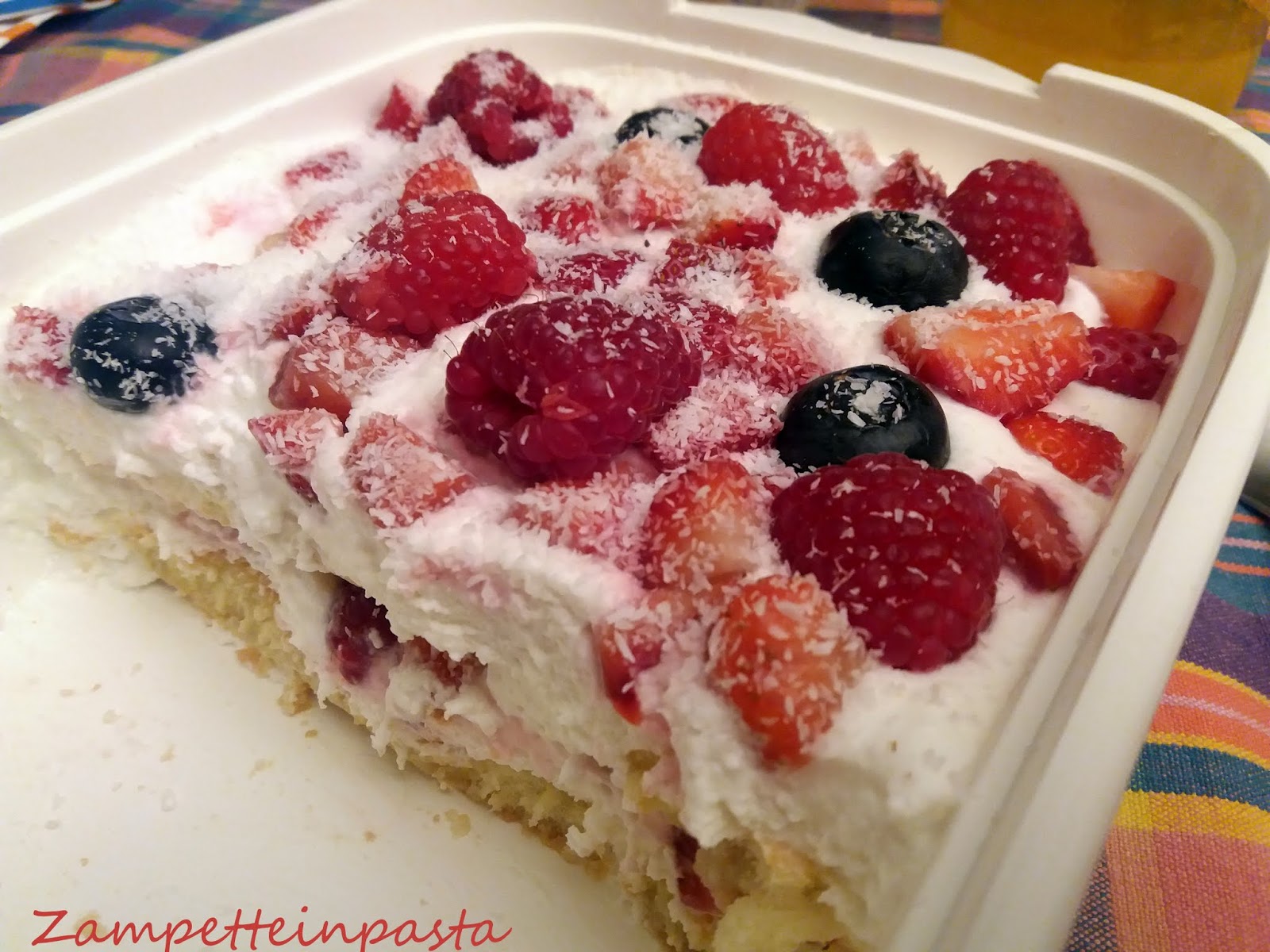 TIRAMISU' AL COCCO, FRAGOLE E FRUTTI DI BOSCO | ZAMPETTE IN PASTA