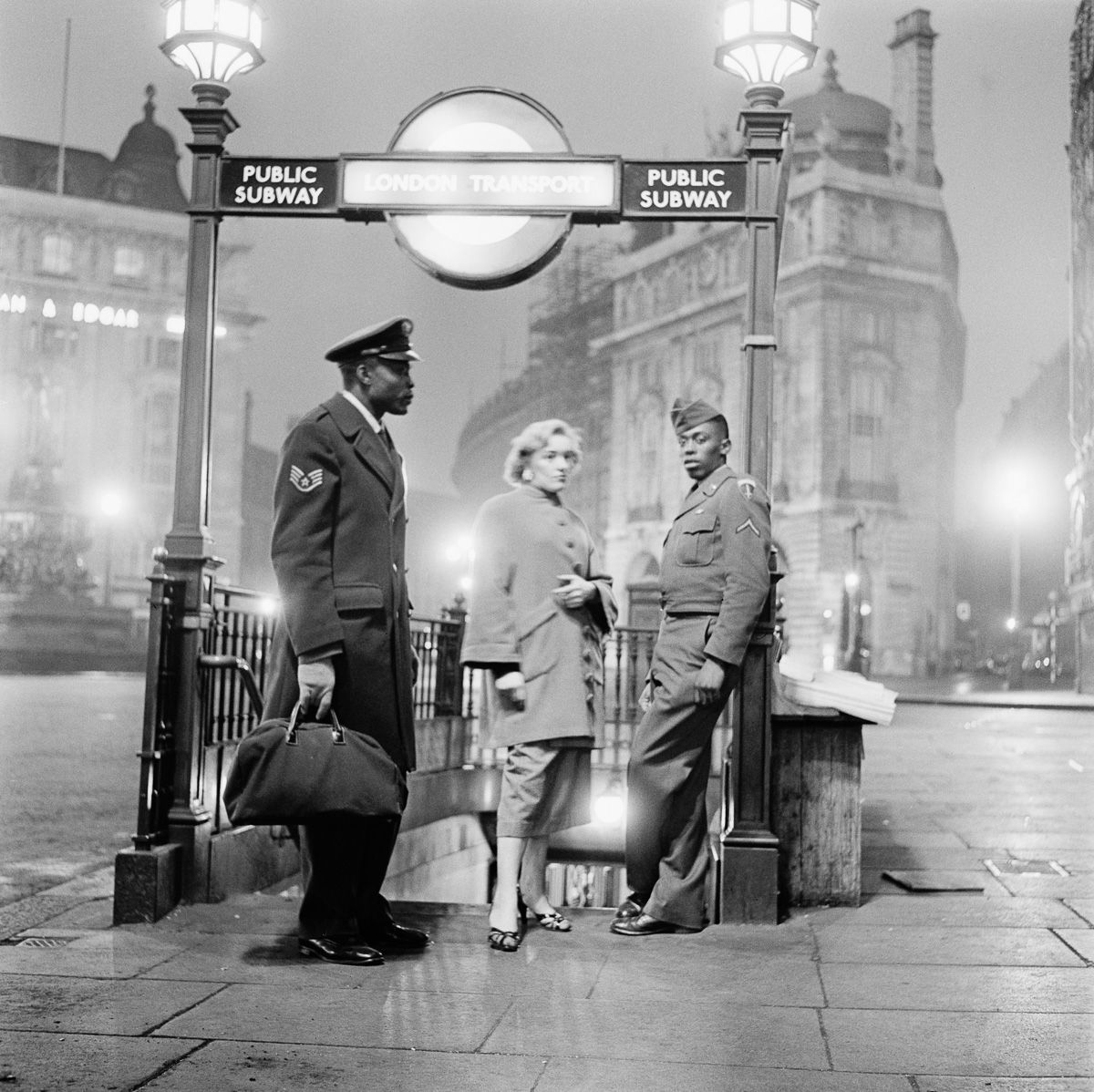 16 Fantastic Vintage Photographs of Piccadilly Circus at Night in the ...