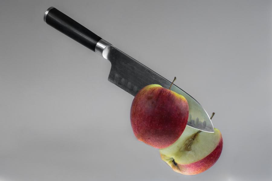 Nożem w jabłko
