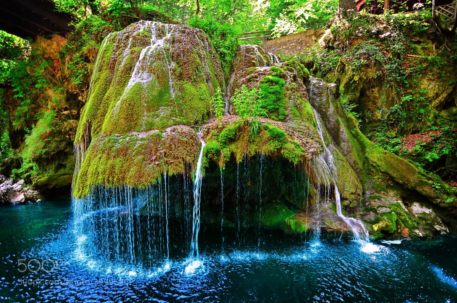 Hidden and little known places: Dazzling waterfall in Romania,Izvorul Bigăr