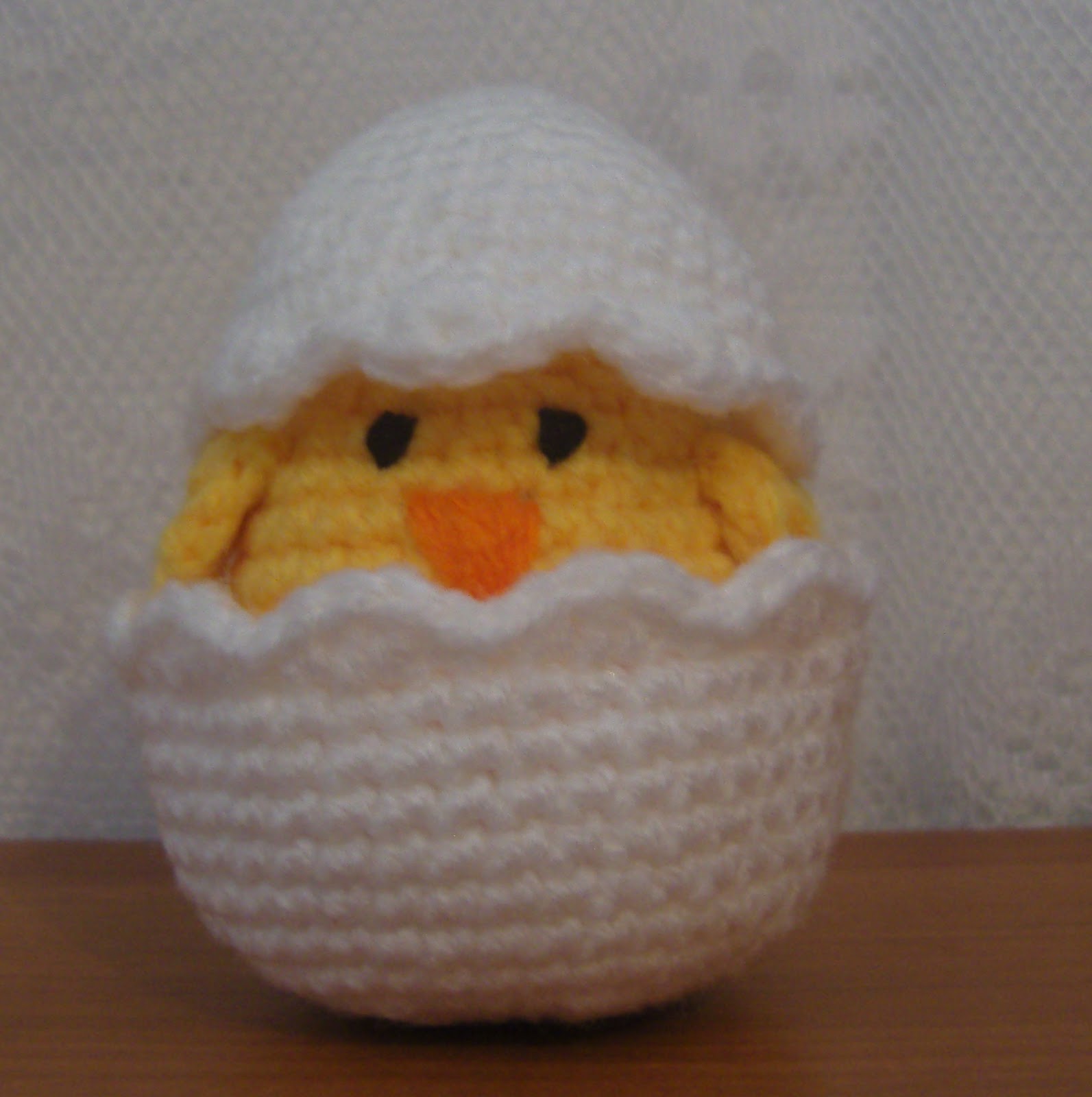 puntodecruzyganchillo: Pollito con cascarón