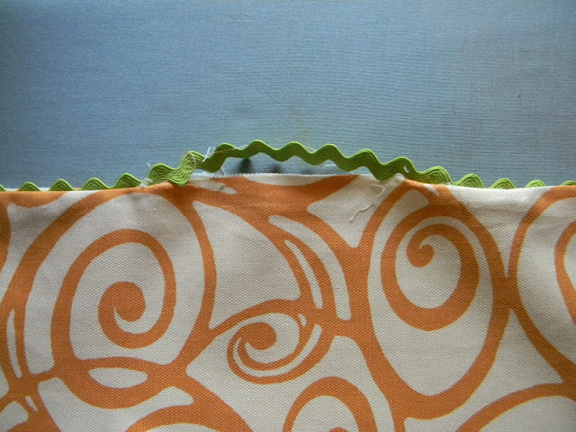 ...friends, family & east tennessee: Pillow with Ric Rac