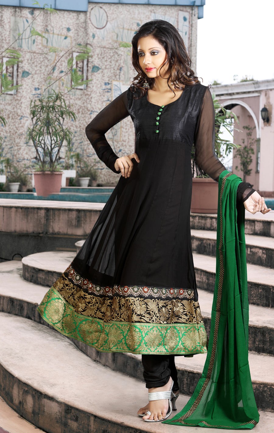 Different Designs in Salwar Kameez ~ Latest Designer Indian Outfits