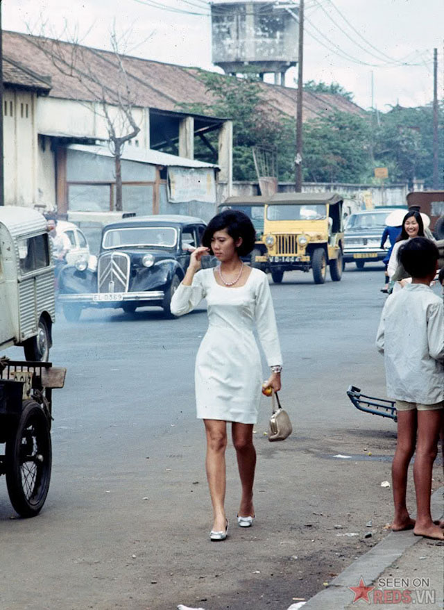 Vintage Color Photographs Capture Vietnamese Young Girls on the Streets ...