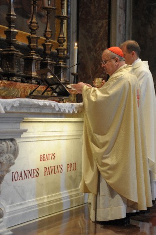 SACRIS SOLEMNIIS: La prima Messa sulla tomba del Papa (neo) Beato