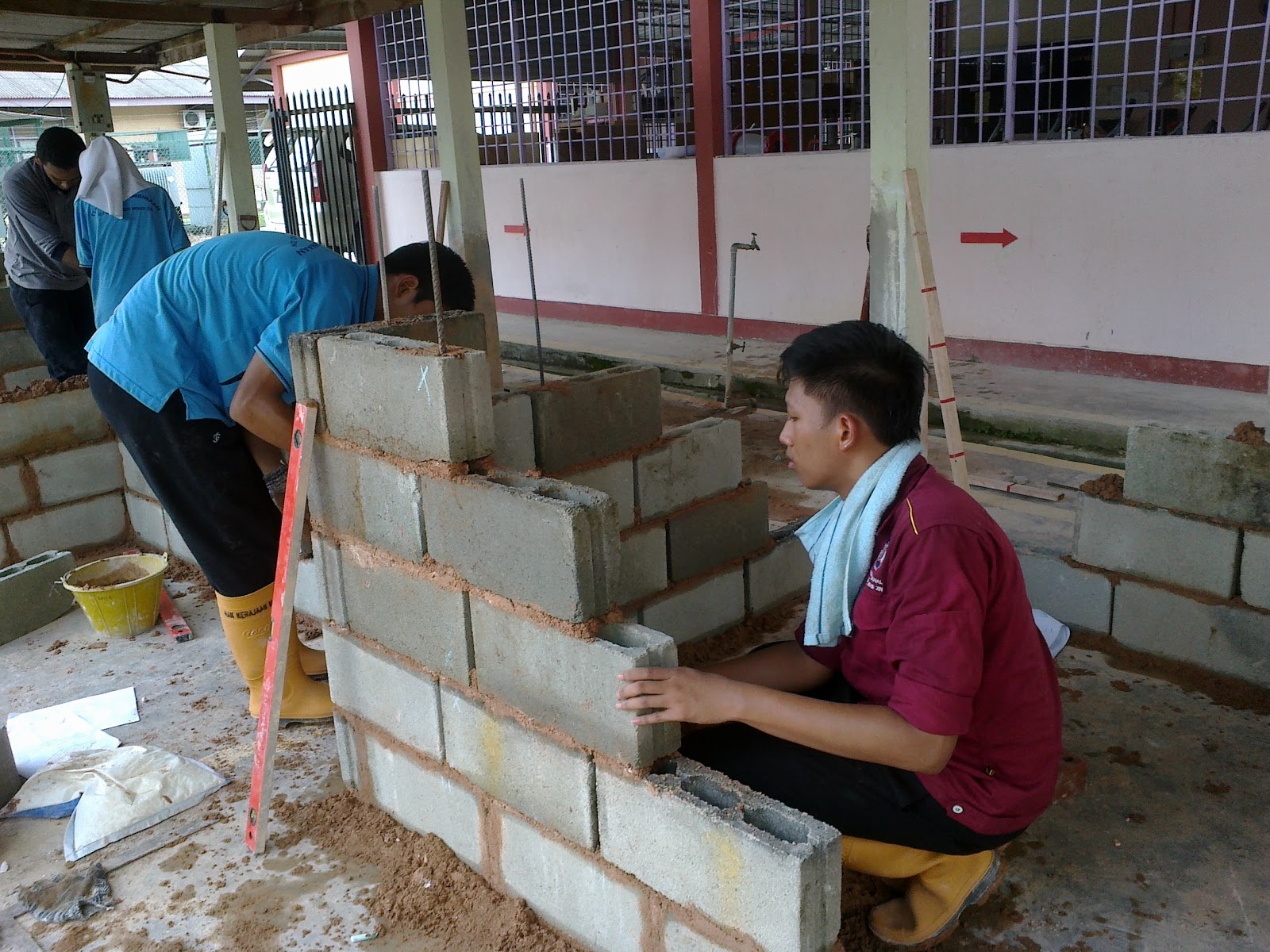 Teknologi Pembinaan: Amali memasang tetulang pada batu blok berongga.
