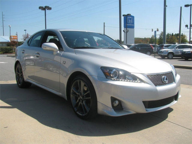 Салон автомобилей в деталях: BMW-325 vs Lexus IS250 vs Mersedes C350