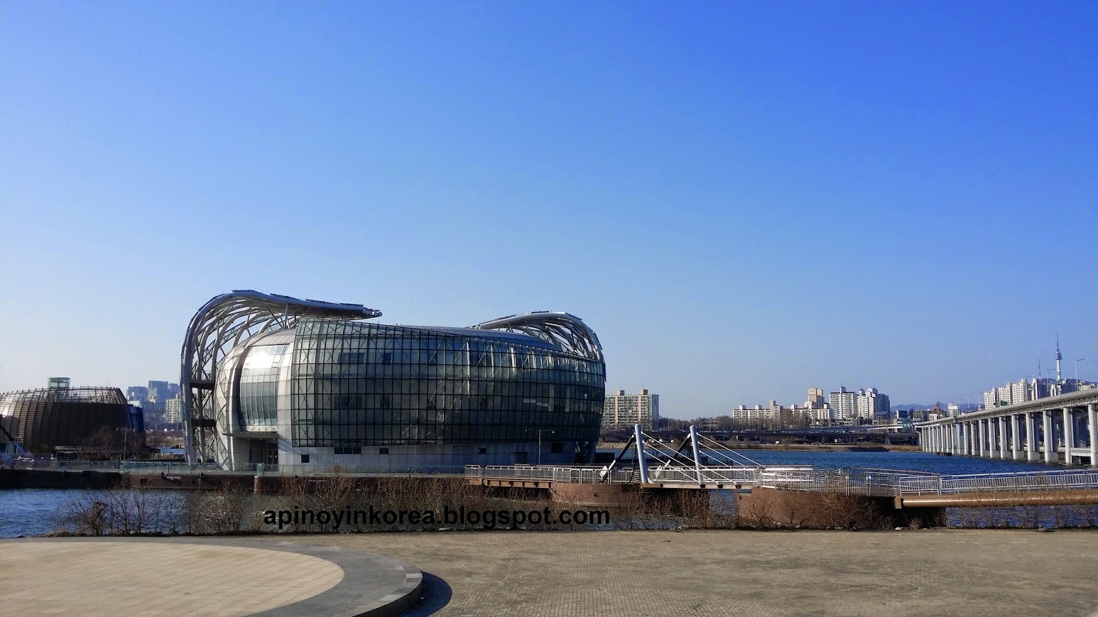 A Pinoy in Korea: The Jamsu Bridge And The Floating Island!