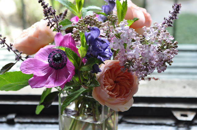 OCTAVIA & BROWN: HAPPY FRIDAY: SPRING FLOWERS