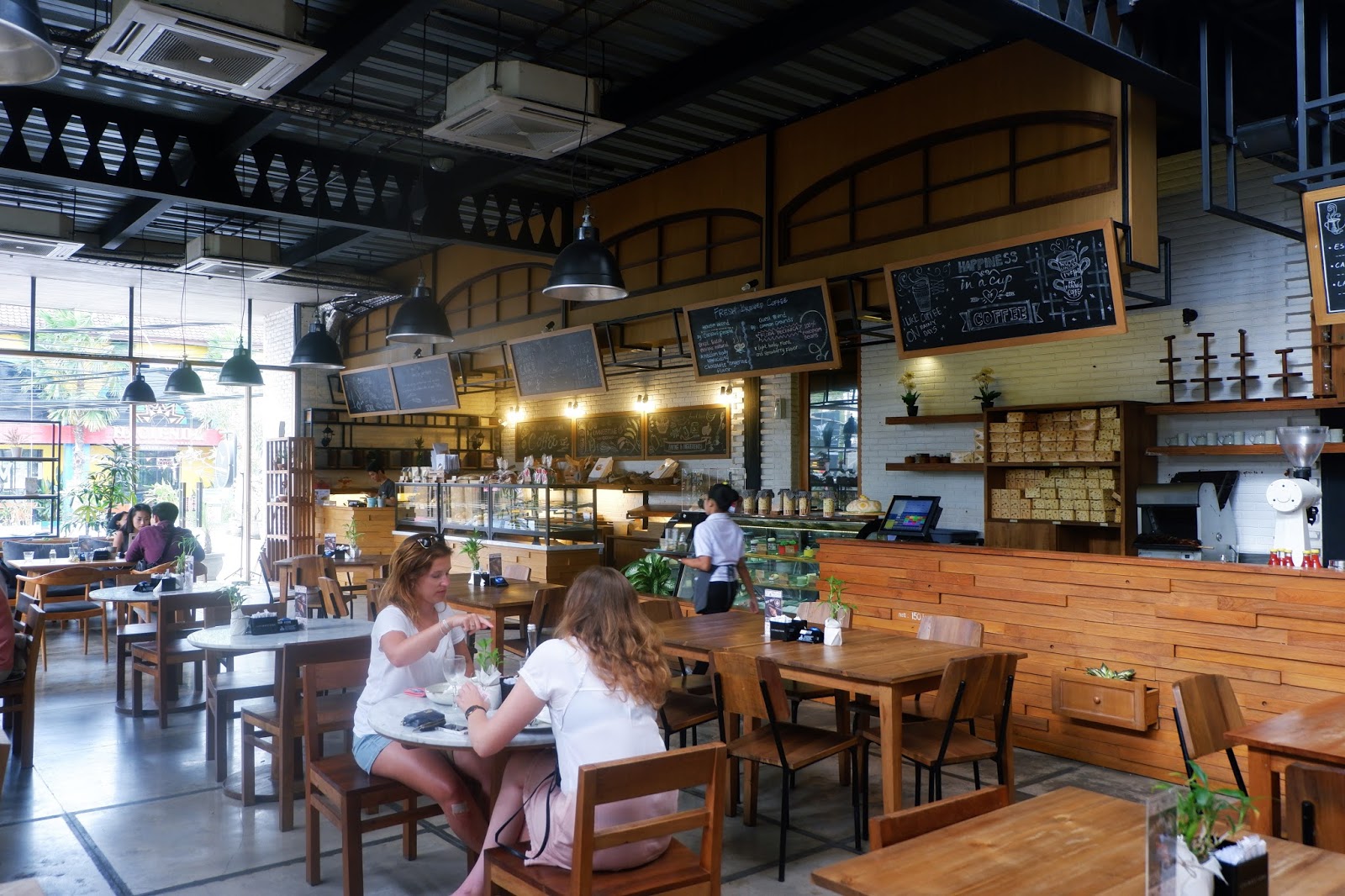 LIVINGSTONE CAFE & BAKERY, PETITENGET, BALI - Icha Khairisa
