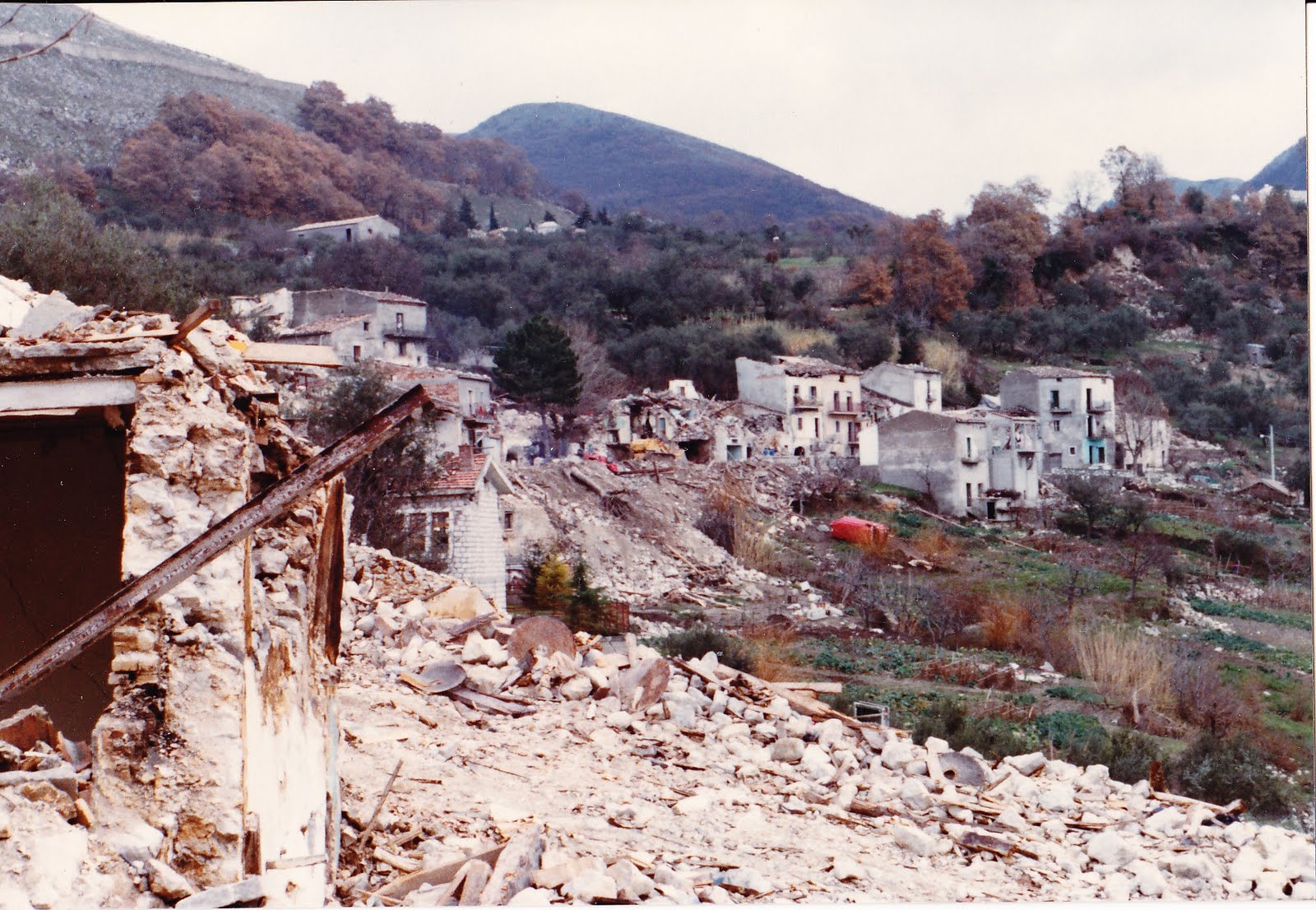 SANTOMENNA A 30 ANNI DAL TERREMOTO: COM'ERA PIEDI LA TERRA