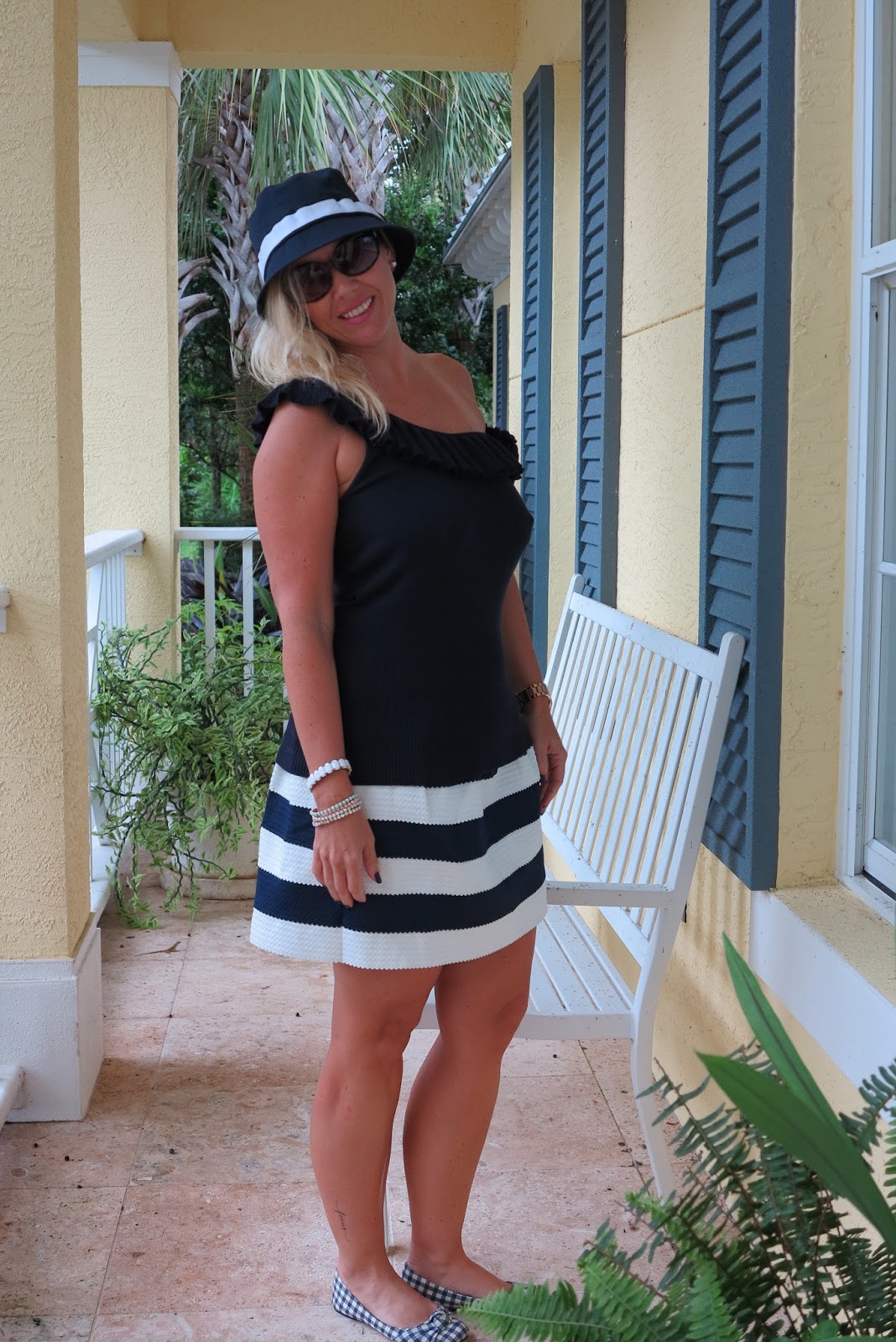 FASHION OVER 40: CAN YOU WEAR A MINI SKIRT AT 40 IF YOU ARE CURVY?