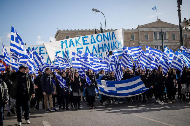 Η κάθοδος των «μυρίων» στο Σύνταγμα: Αι γενεαί πάσαι συρρέουν έξω από ...