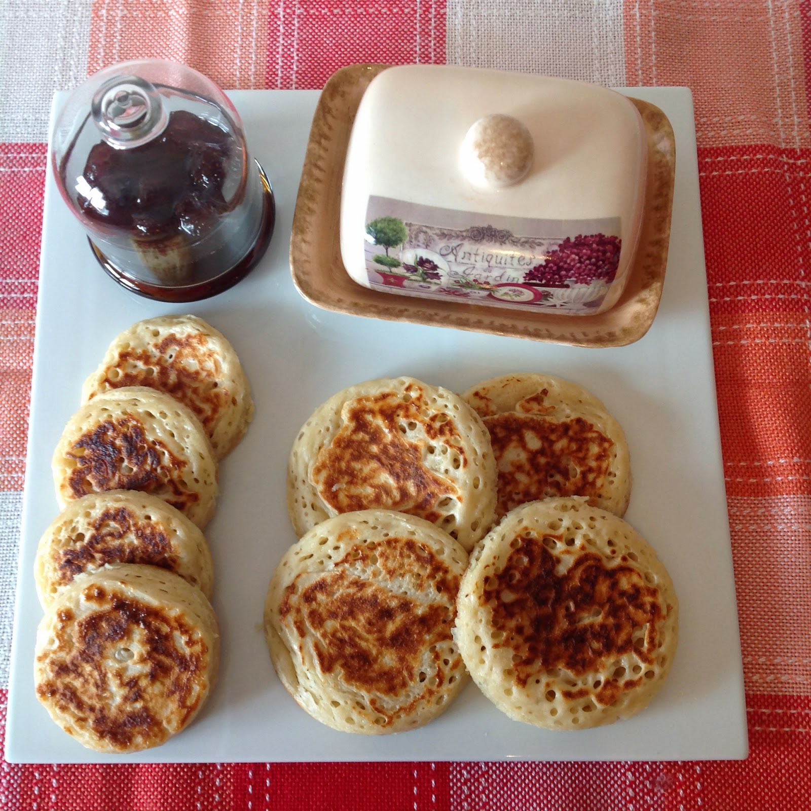 Bige's Happy Kitchen: Traditional British Tea Time: Crumpets