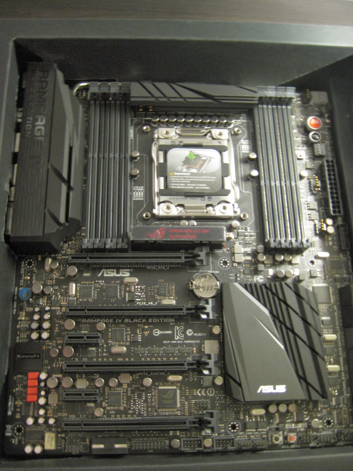 GPU HELL: Galeria Asus Rampage IV Extreme Black Edition X79