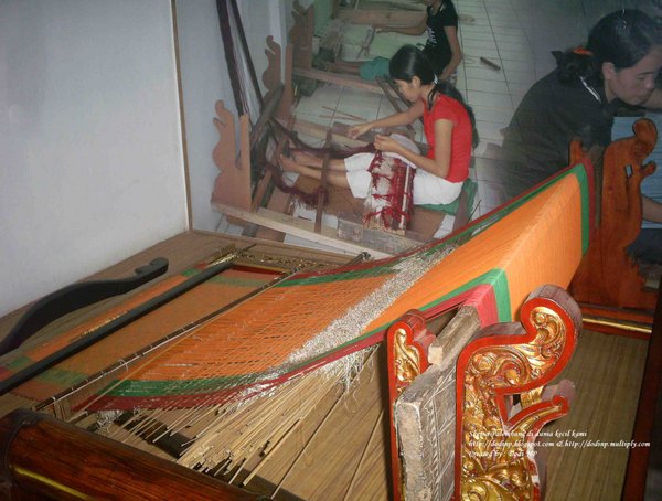 Weaving Songket Palembang - tiptraveltheworld