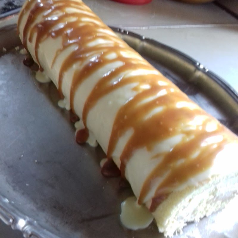 Rulada alba cu crema de unt cu bezea italiana si caramel