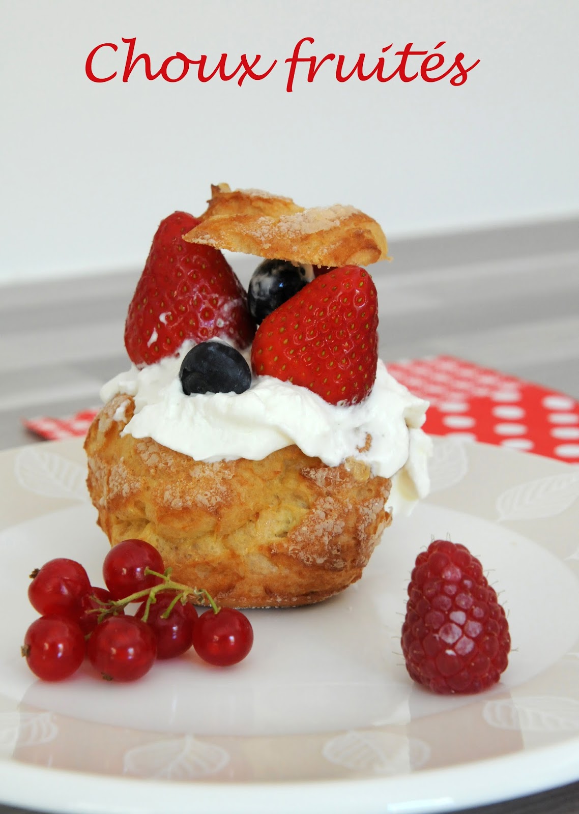 13 desserts, chacun: Choux chantilly et fruits rouges
