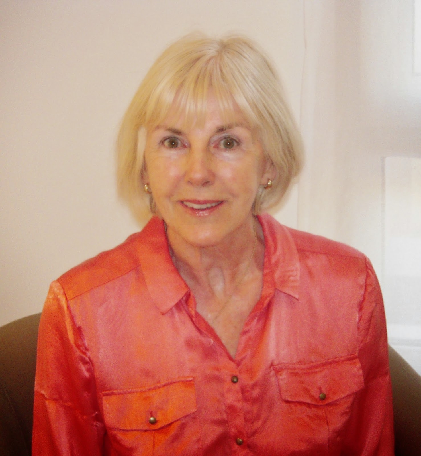 Pauline Barclay : Sitting Round My Pool is Carolyn Mathews on her Promo ...