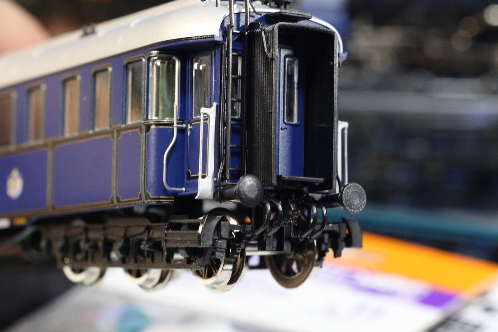 マニュアルを一応見ると一般的な煙突を外してスモークジェネレータを仕込むタイプ。