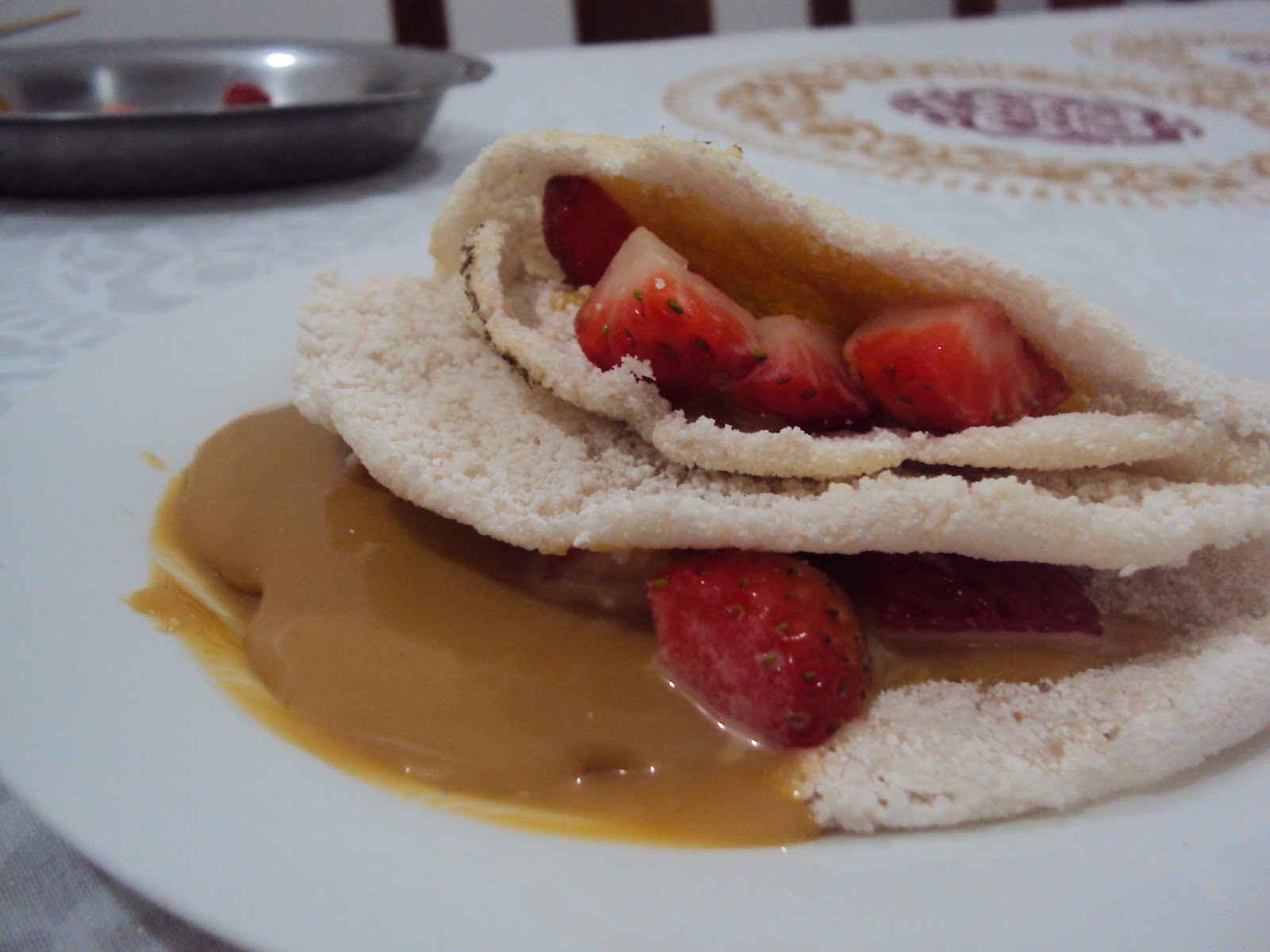 Cela em Casa: Tapioca com Doce de Leite e Morangos