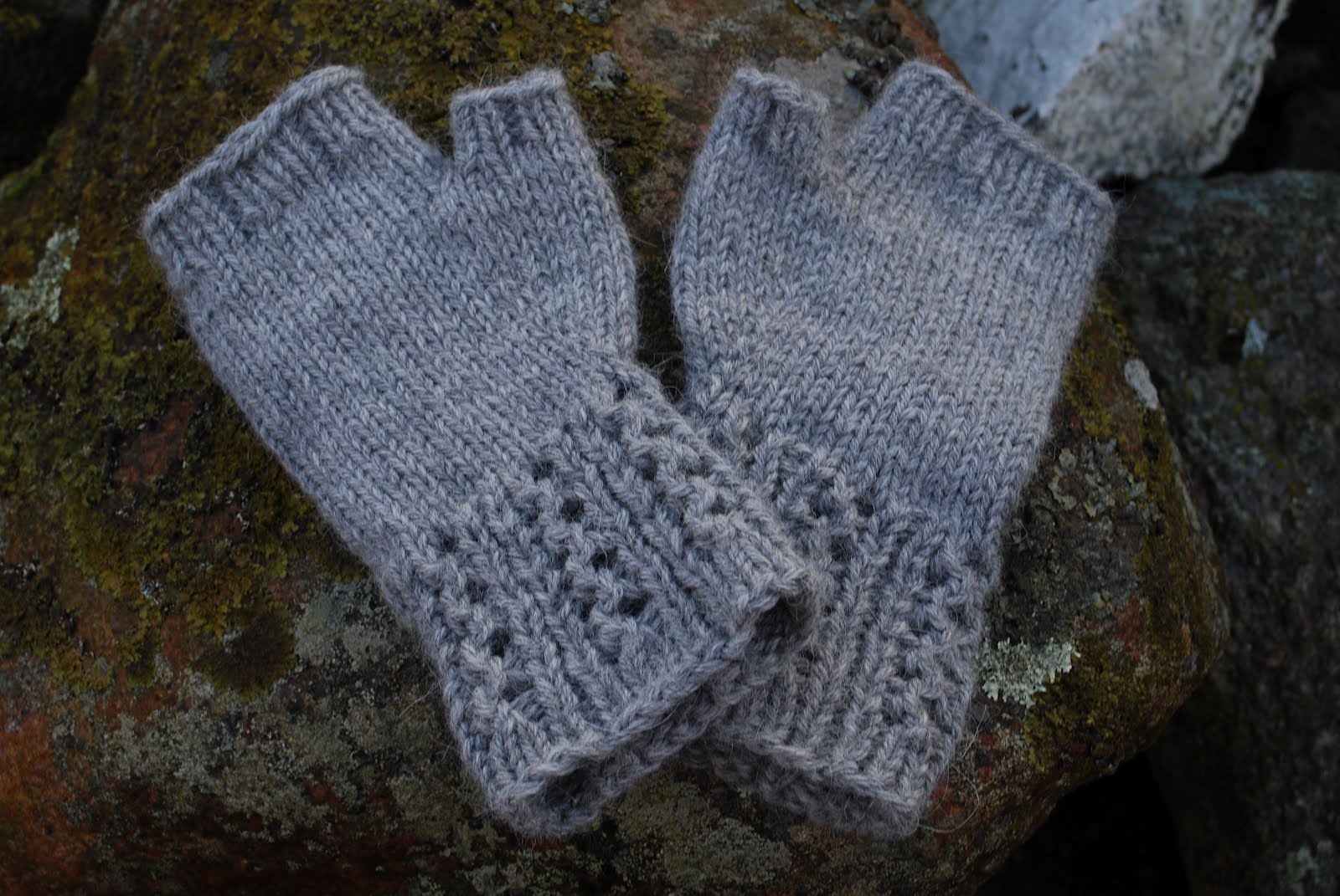 Ulliga, gulliga, färgglada: Lingon - ett par halvvantar med hålmönster