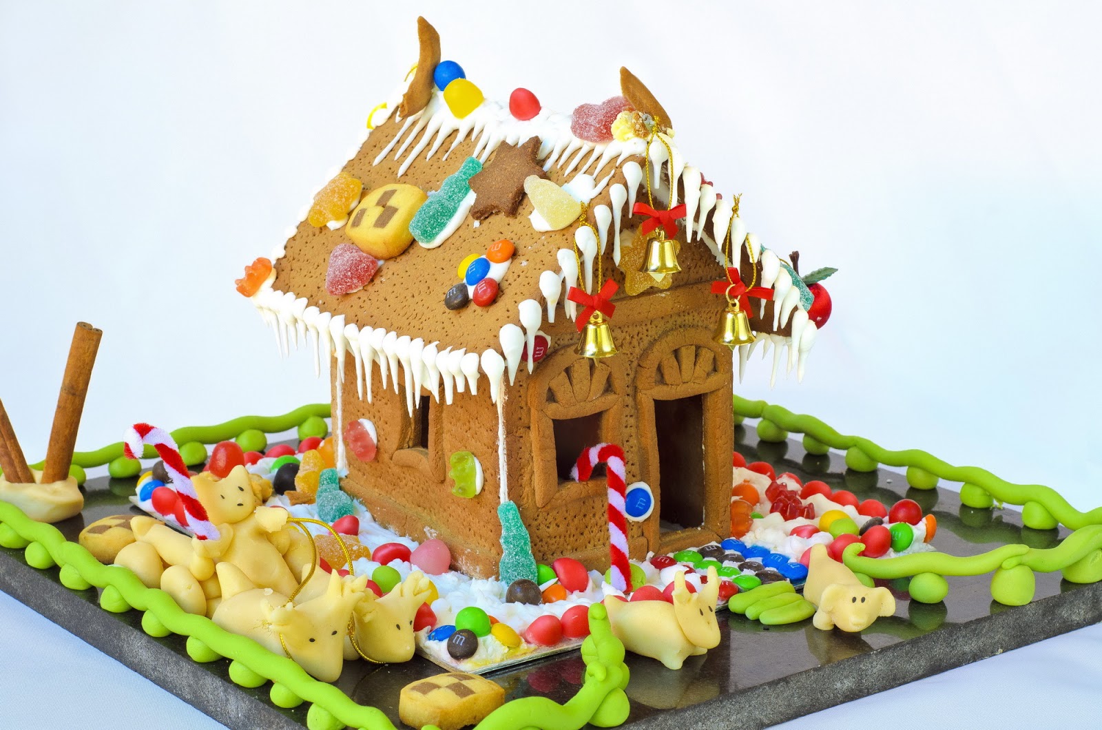 East Meets West : A l'ouest du nouveau: The Gingerbread House