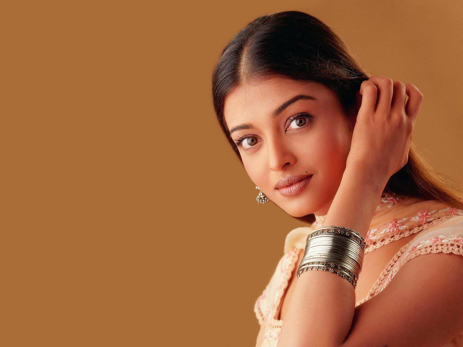 Aishwarya Rai Photos: Aishwarya Rai - Super Still Images