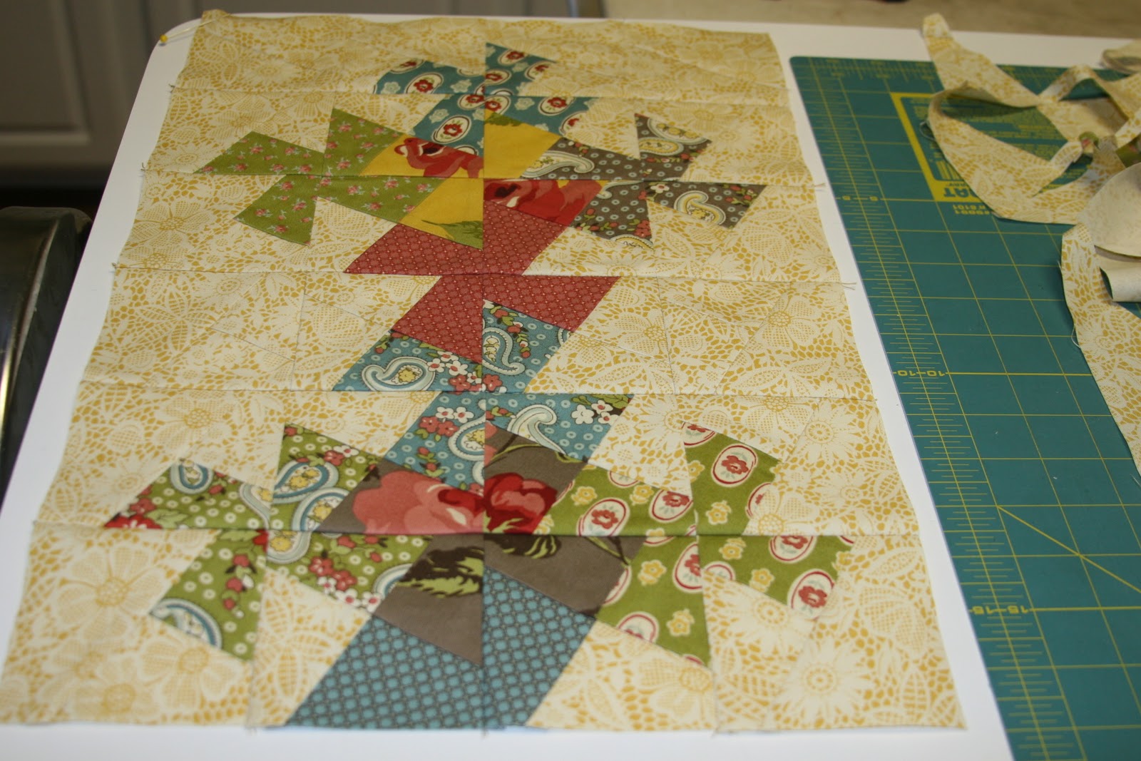 Ramblings of a quilter: Lil Twister Table Runner