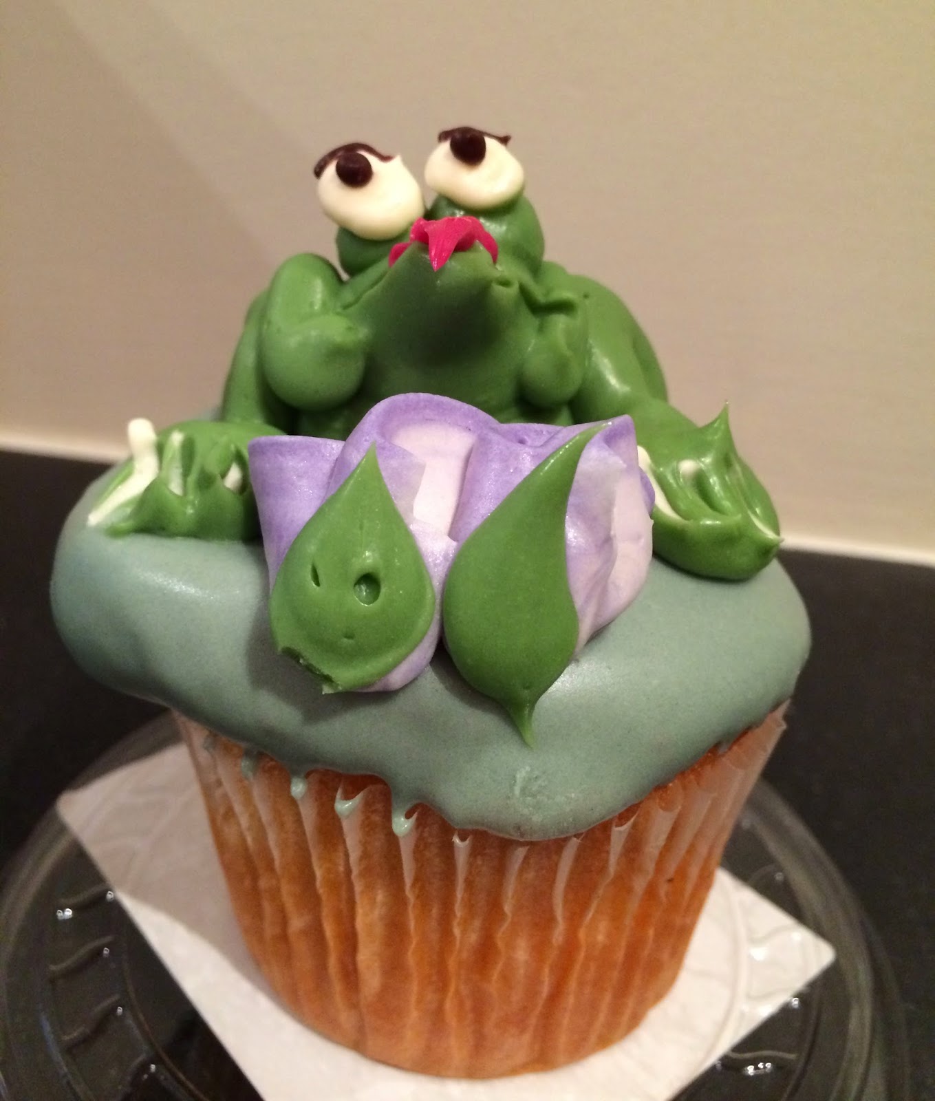 Frog Cupcake From Whole Foods / ホールフーズのカエルのカップケーキ ~ I'm Made of Sugar ...
