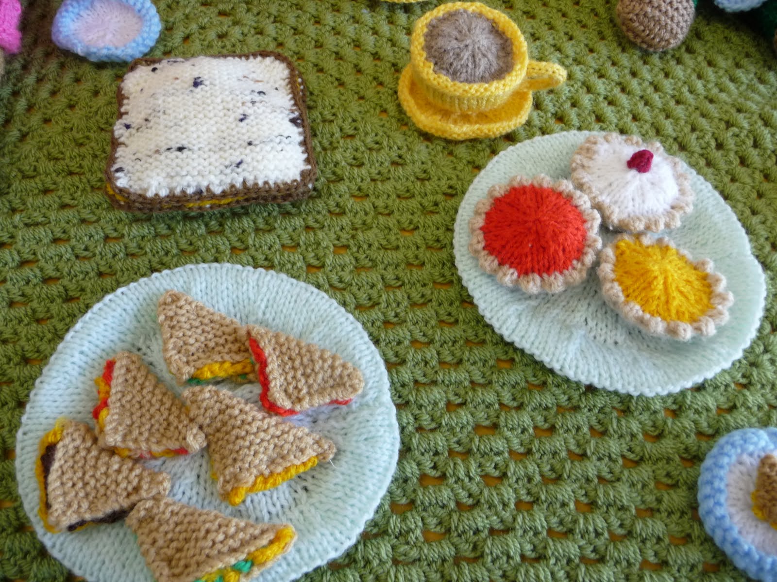 Blooming Marvellous ~ community knitted garden : It puts a huge smile ...
