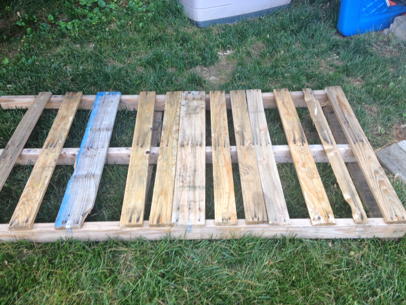 Two It Yourself: Oversized Pallet Wood USA Sign (And a GIVEAWAY)