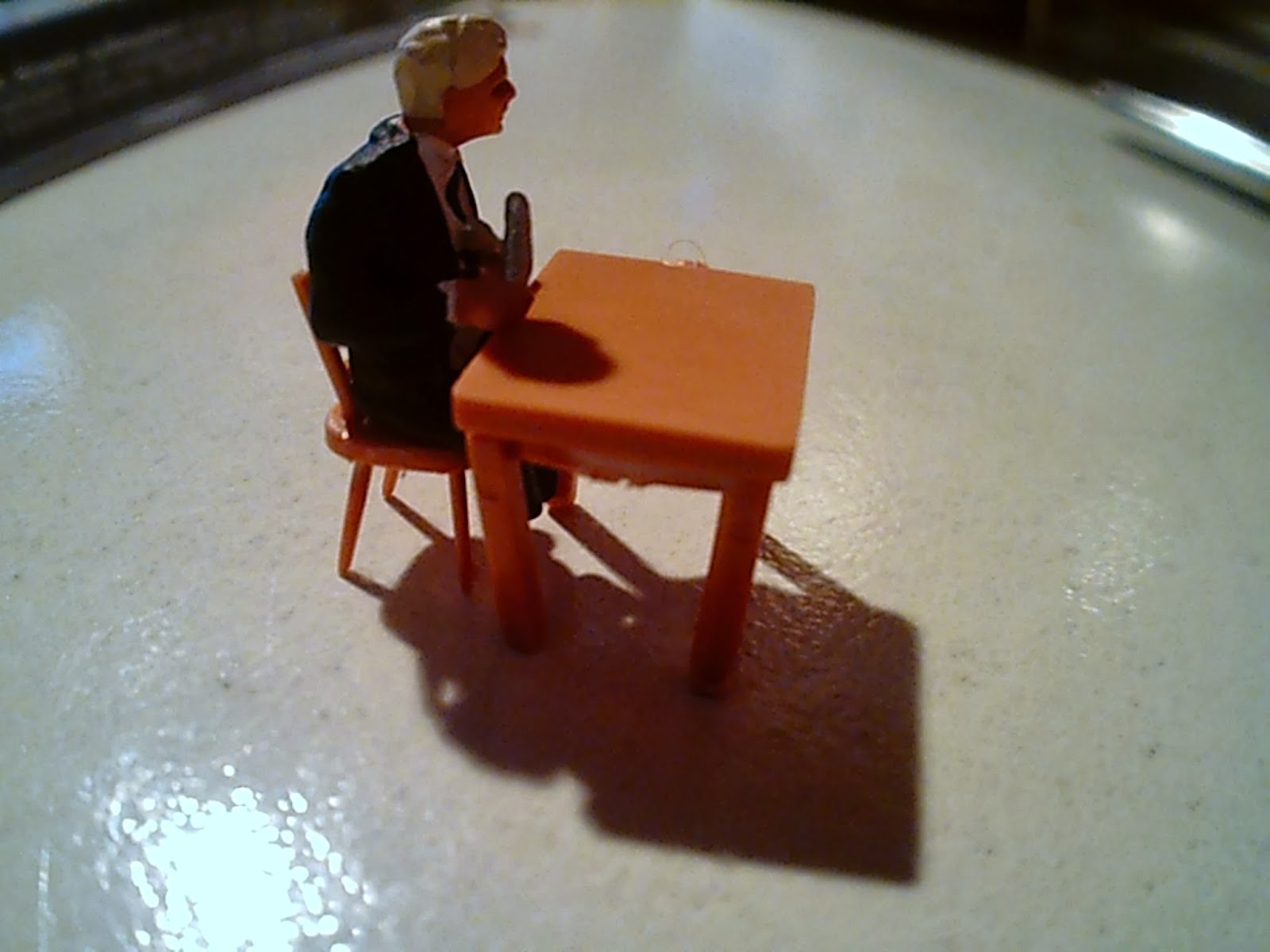 French Model Railway: Preiser HO scale figures and furniture