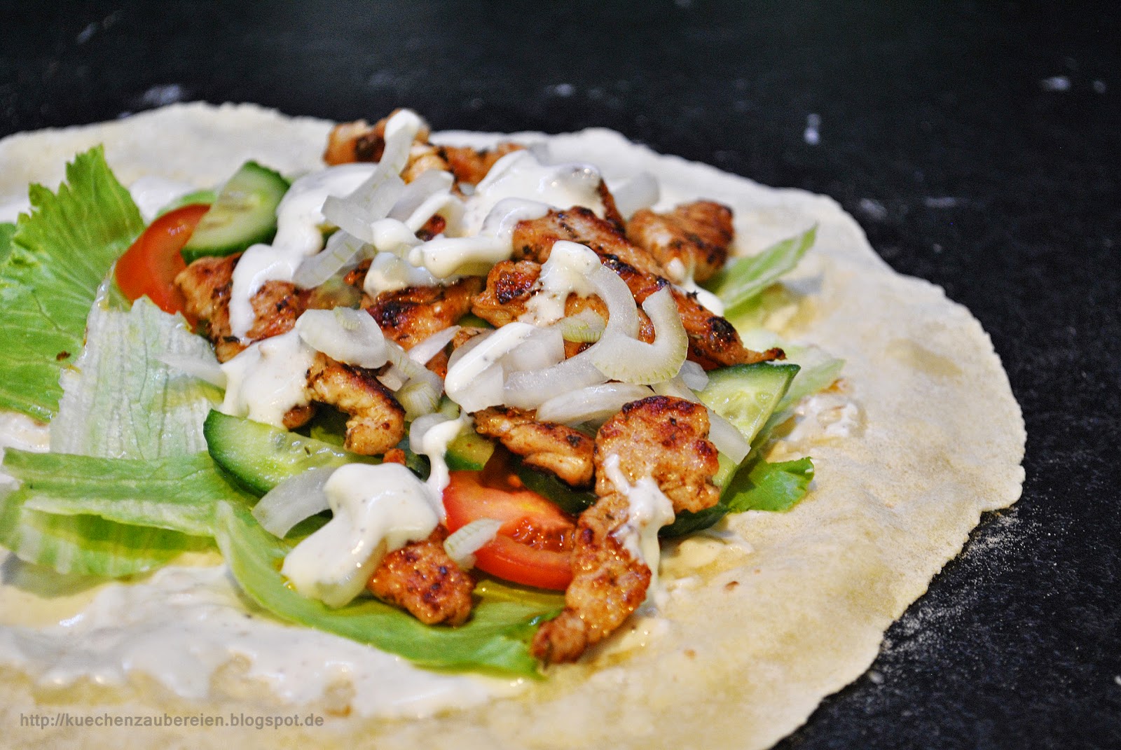 Selbstgemachte Dürüm - mit Putengyros, Salat & Joghurtsoße gefüllt ...