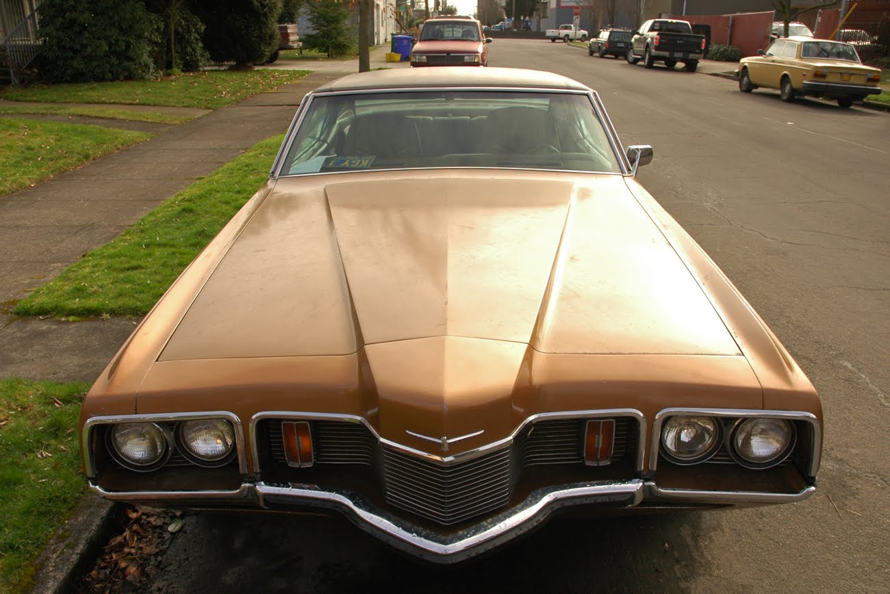 OLD PARKED CARS.: 1970 Ford Thunderbird.