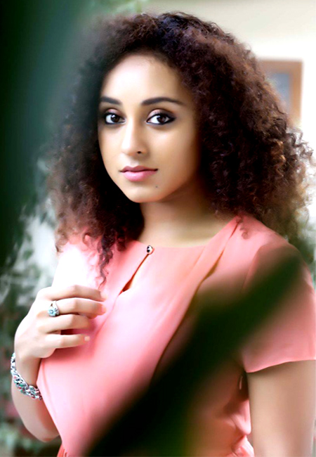 Pearle Maaney Photo Gallery |Upcoming Movies |Filmography - CinemaScene.in