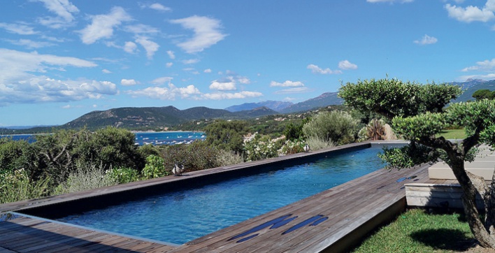 Fabrication d'une piscine monocoque en image