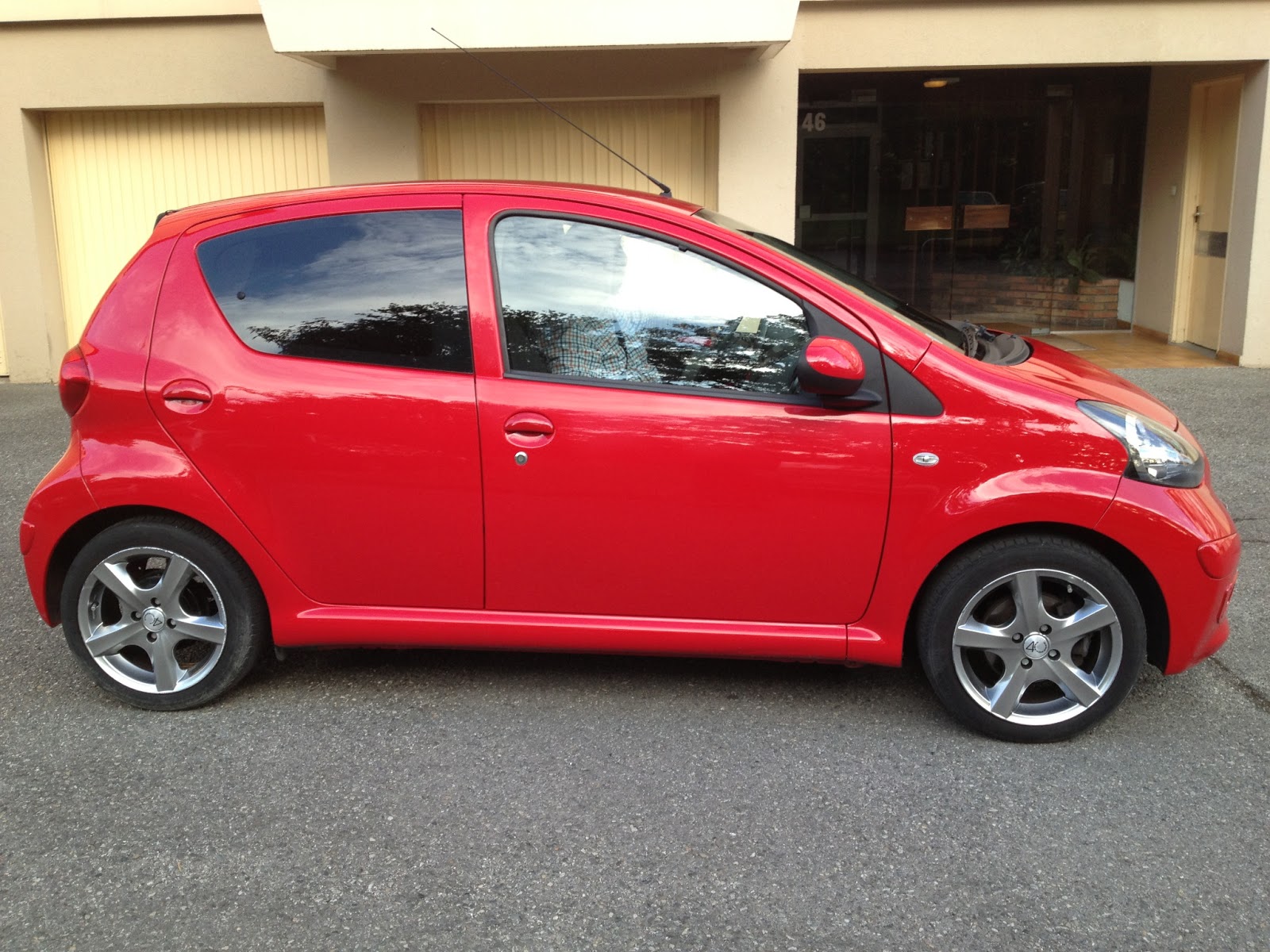 Salman lankakerät: Pieni punainen auto