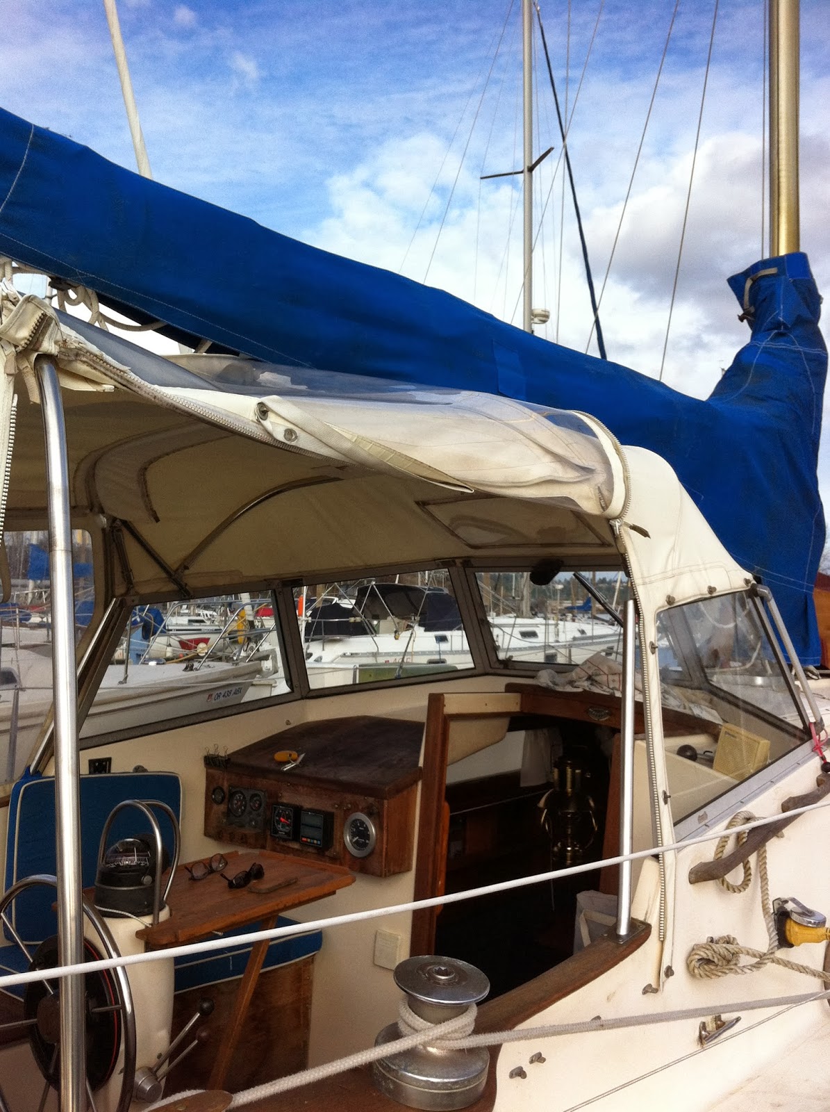 Sedna - Hallberg Rassy 35 : Chart Table and Instrument Panel