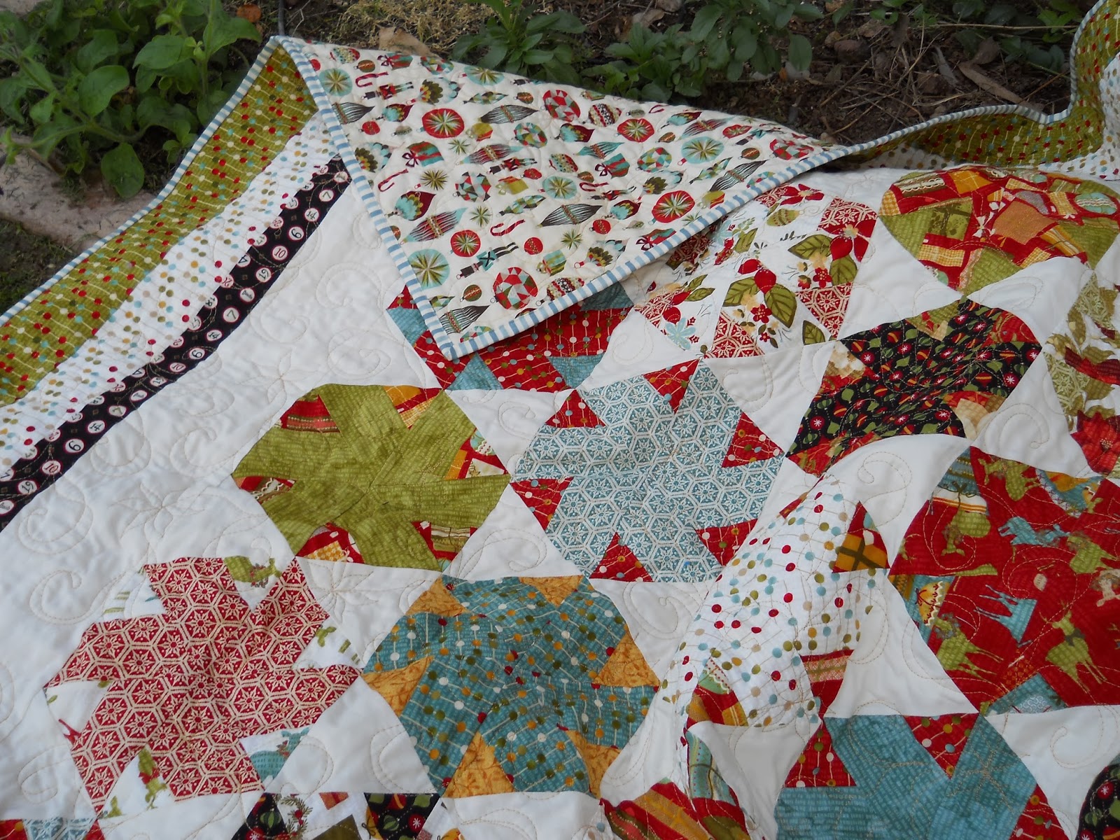 Polka Dot Quilter: Finished Jovial Christmas Quilt!