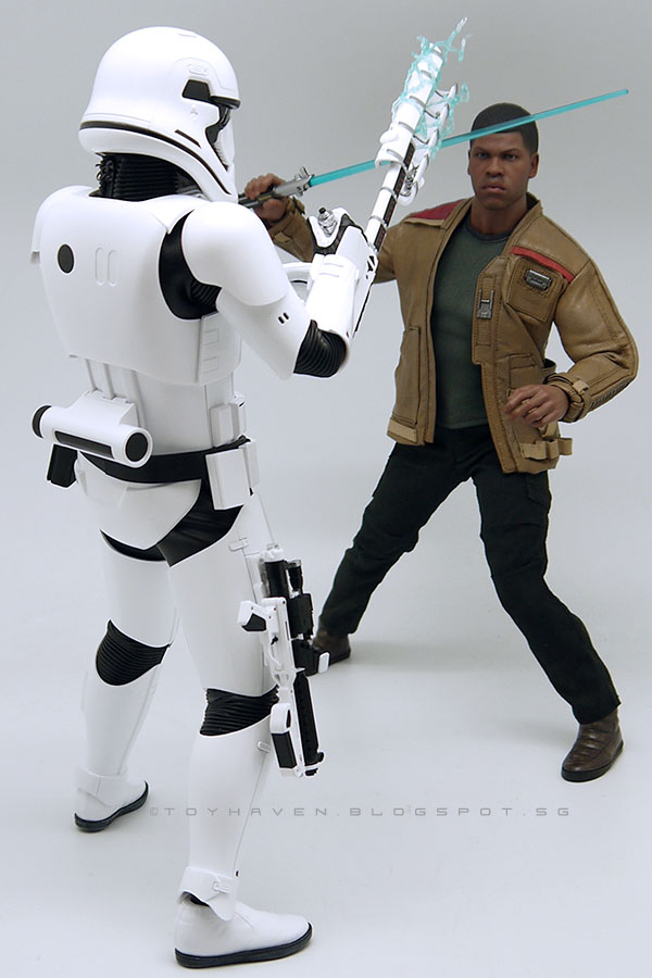 toyhaven: Hot Toys Star Wars: The Force Awakens 1:6 Finn & Riot Control ...
