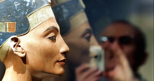 cryptonaut-in-exile: Nefertititi's tomb hidden behind Tut's?