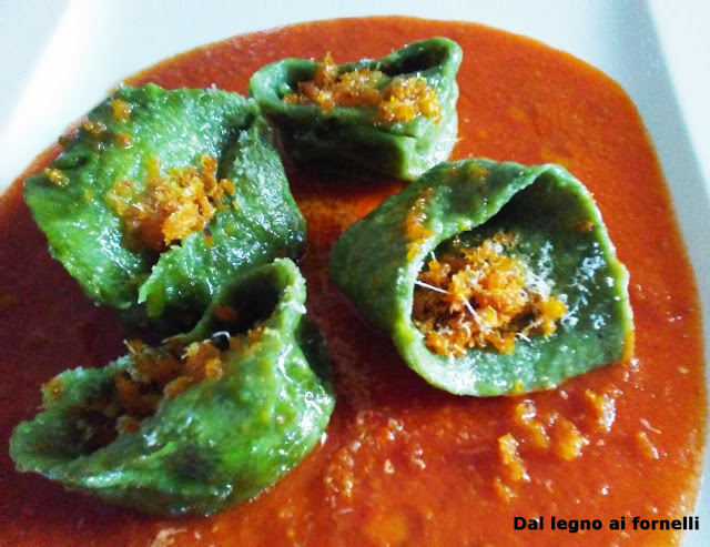 Tortellacci saltati al burro profumato all’alloro, su maionese di pomodoro.